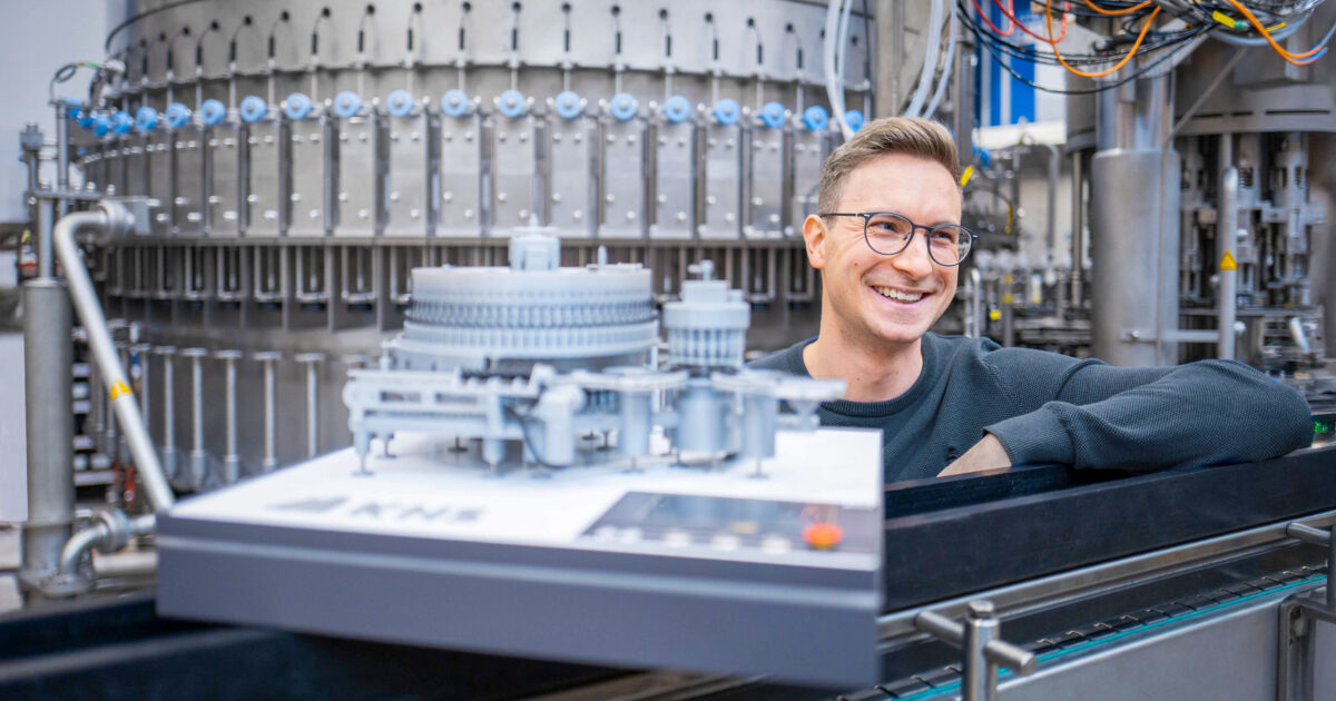KHS engineer replicates filler technology on a scale of 1:20